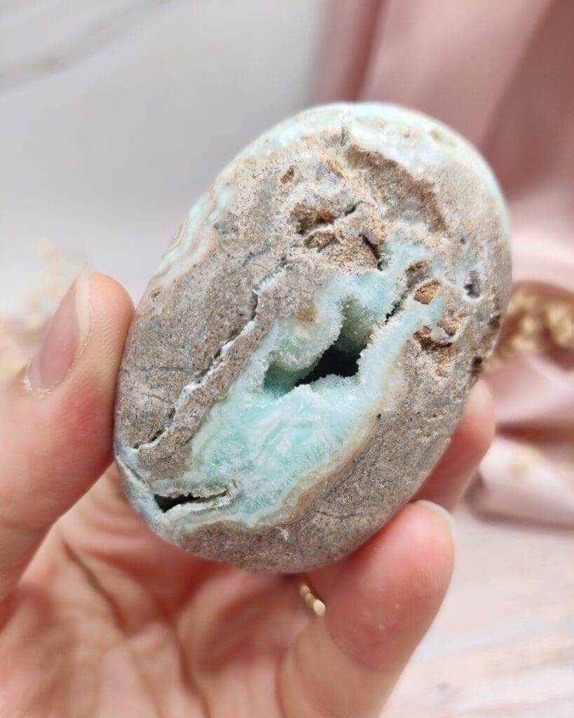 Caribbean blue calciet handsteen nr. 2 - Kleurrijke edelstenen